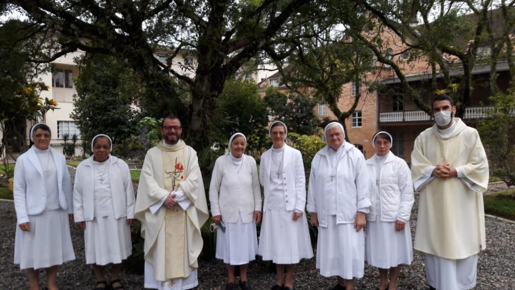 Comunidade do Santuário de Azambuja presta homenagem às Irmãs Apóstolas ...